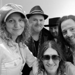 The Newbees | Flower Power Cruise